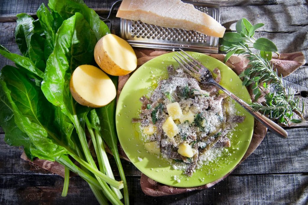 Pizzoccheri met groene kool, knoflook en fontina