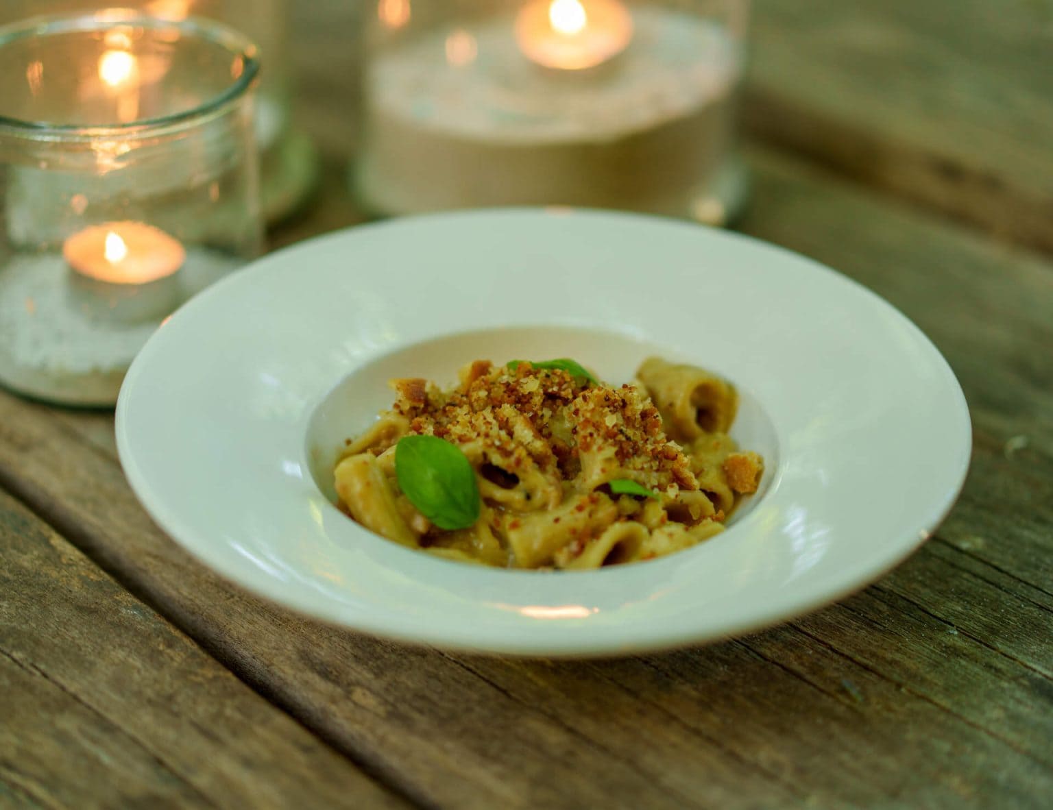 TuinDiner Recept: Mezze Maniche pasta van Mancini met Aubergine & Saucijs